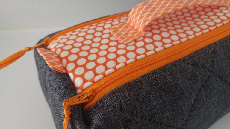 Eine Double Zip Box Pouch – nahtlust
